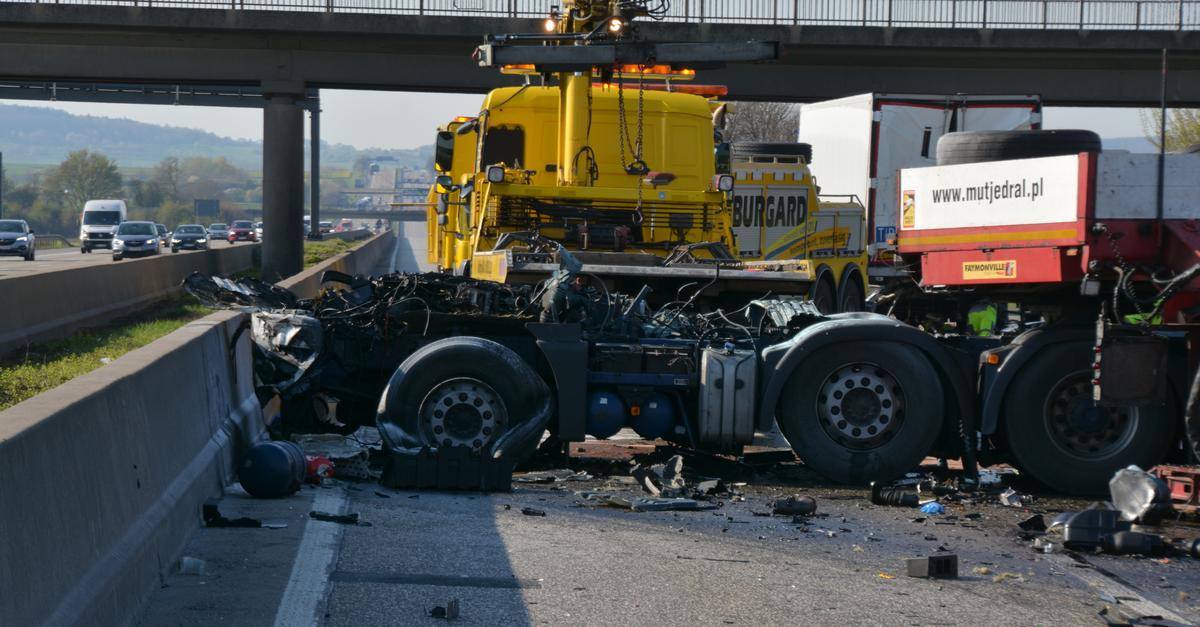 Autobahn 5 nach Lastwagenunfall gesperrt - zwei Verletzte
