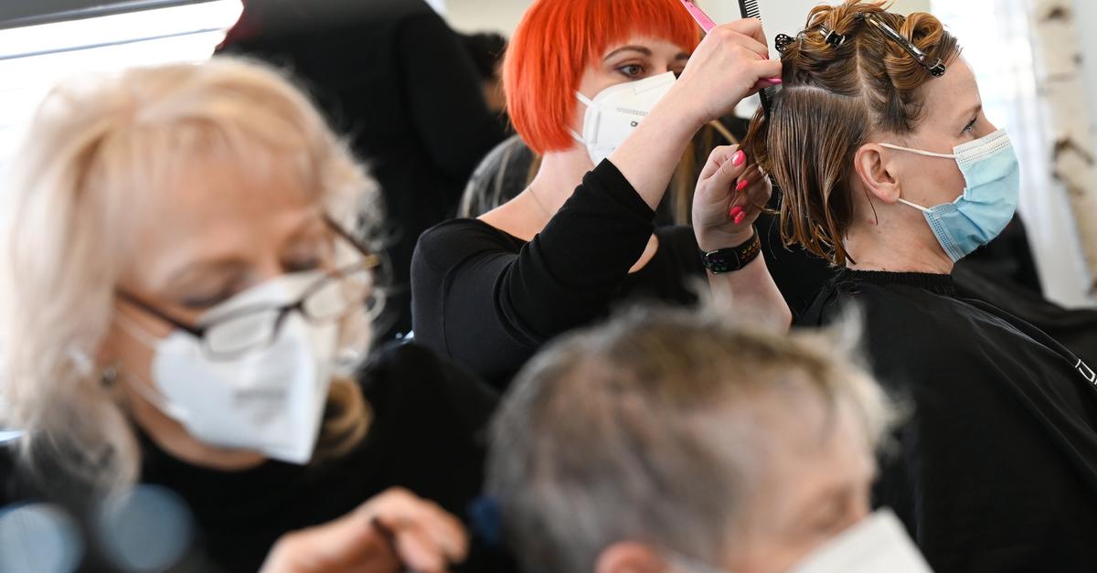 Friseure dürfen in Hessen wieder arbeiten - "Sind glücklich"